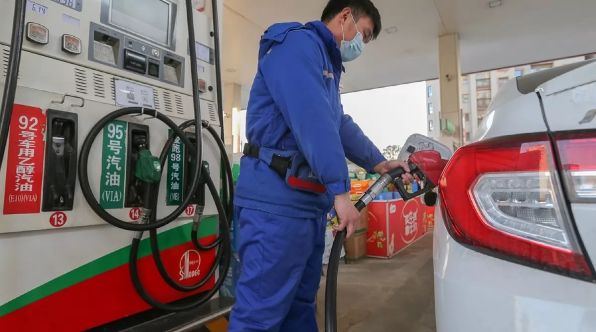 China to cut retail fuel prices | Ukrainian news