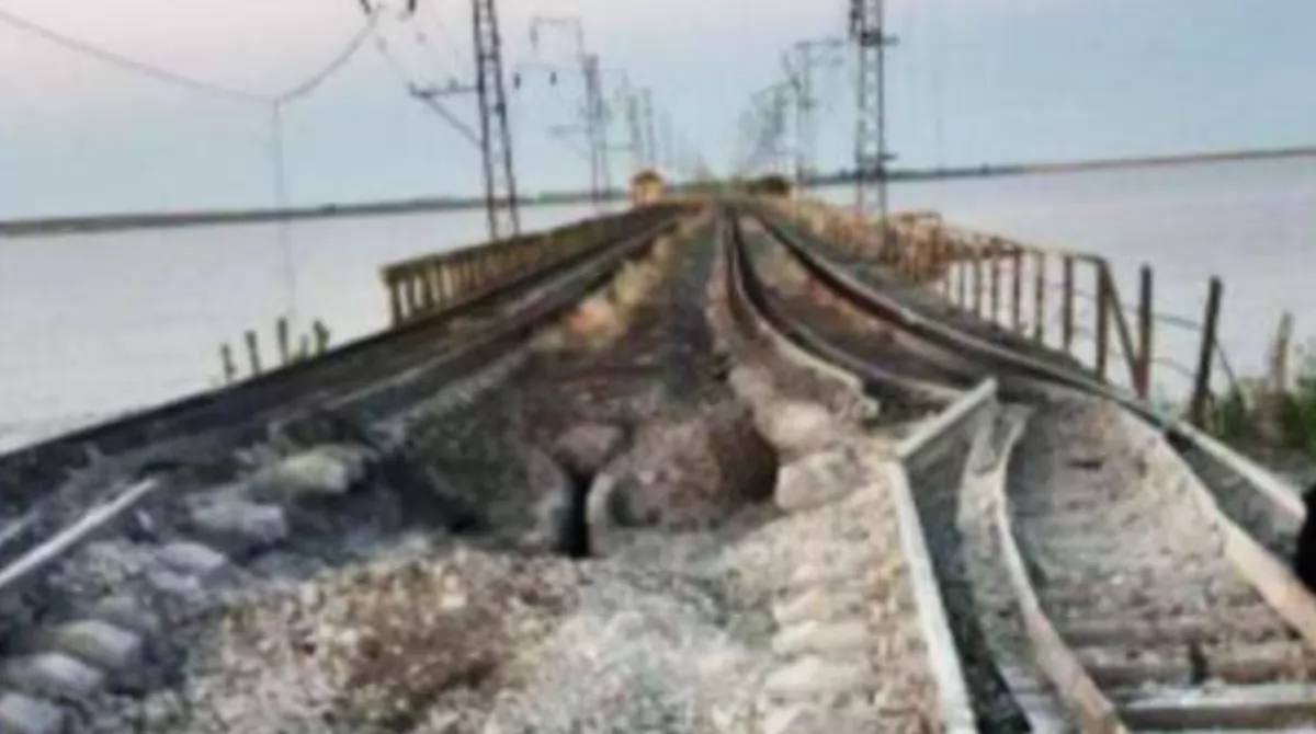 Images of damaged railway bridge between Crimea and Kherson Region ...
