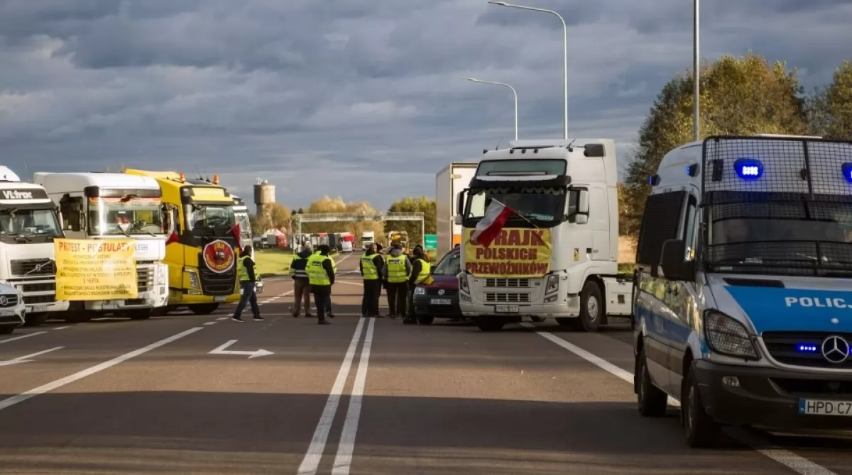 Movement of trucks to Ukraine at border with Slovakia temporarily ...