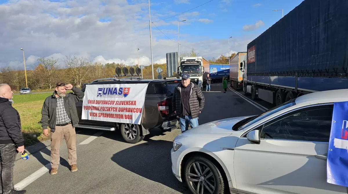Slovak carriers block checkpoint on border with Ukraine | Ukrainian news