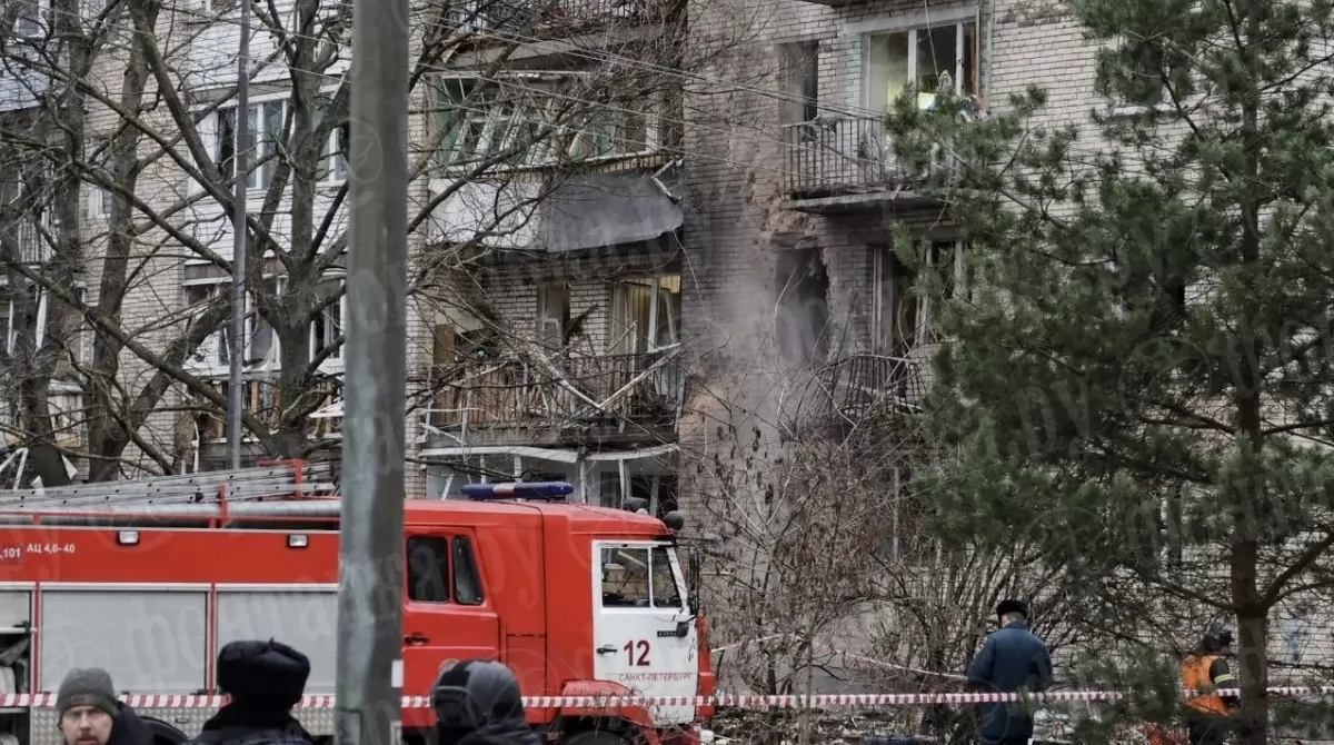 Local air defense "destroys" a high-rise building in russian Saint ...