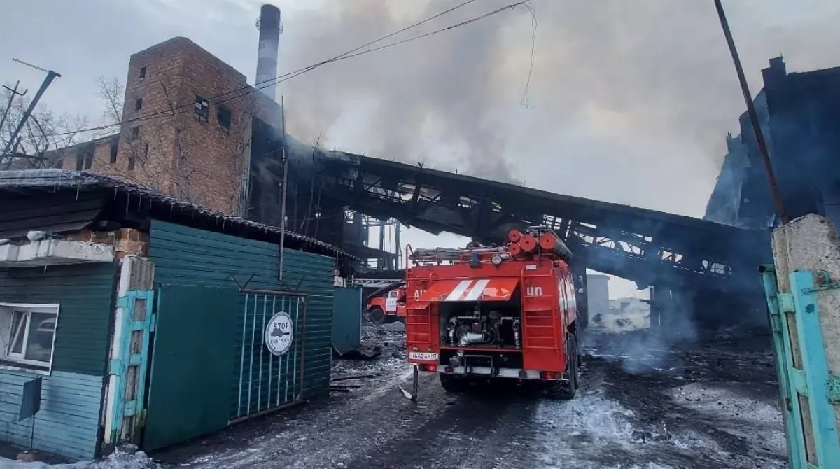 CHPP catches fire in russian Tuva. Fire scene photos | Ukrainian news
