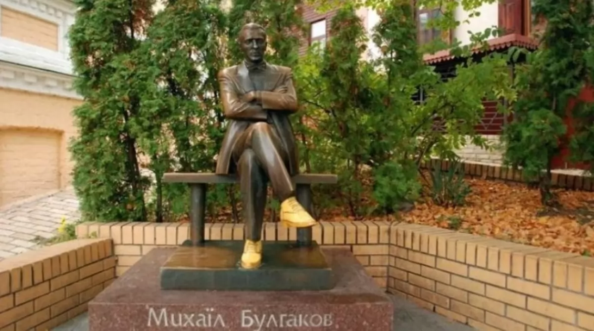 Monument to Mikhail Bulgakov dismantled on St. Andrew's Descent in Kyiv ...