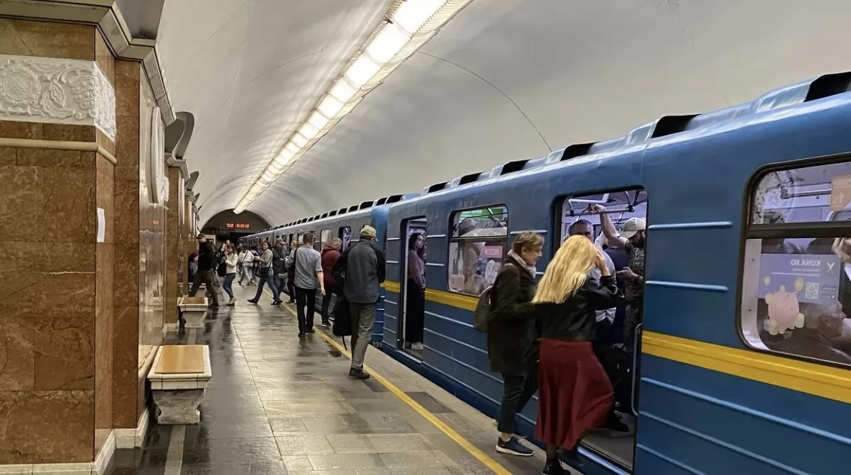 В КГГА объяснили почему на станции метро "Демеевская" снова появилась ...