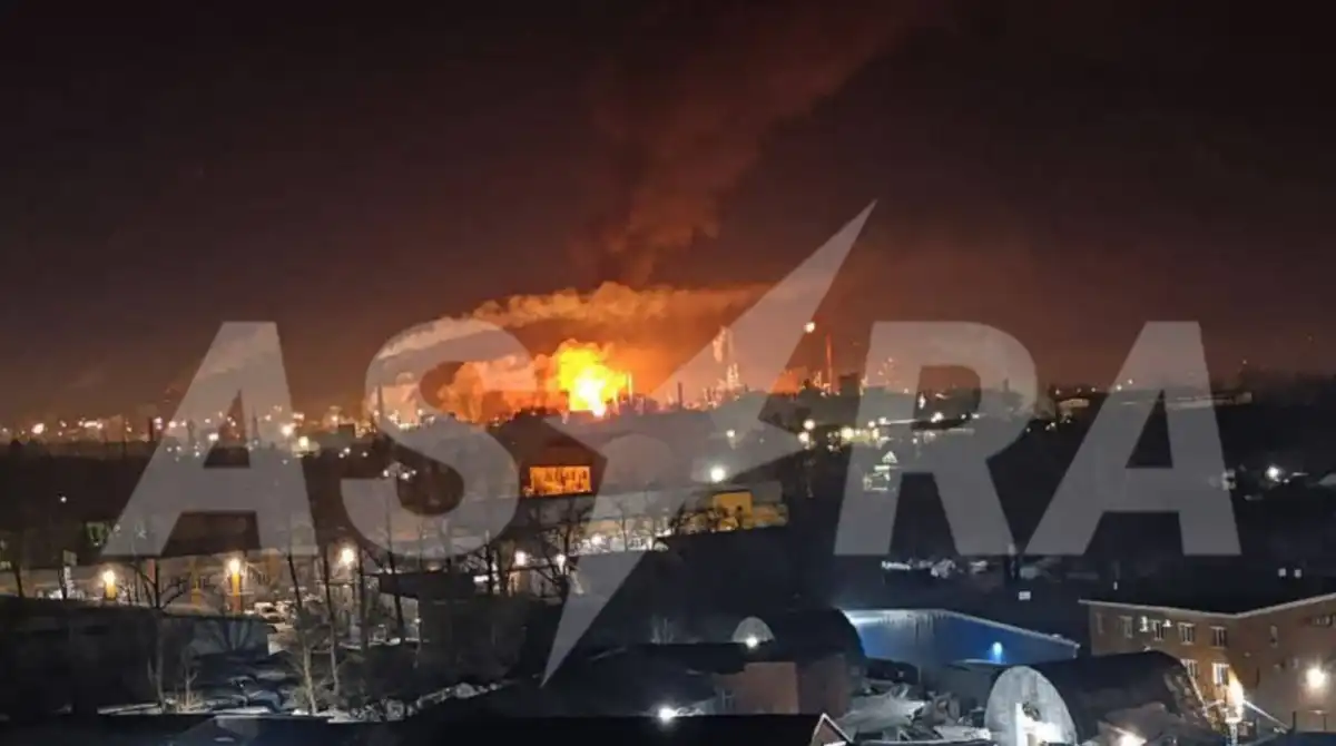 Russians report explosions and fire at Ufa oil refinery | Ukrainian news