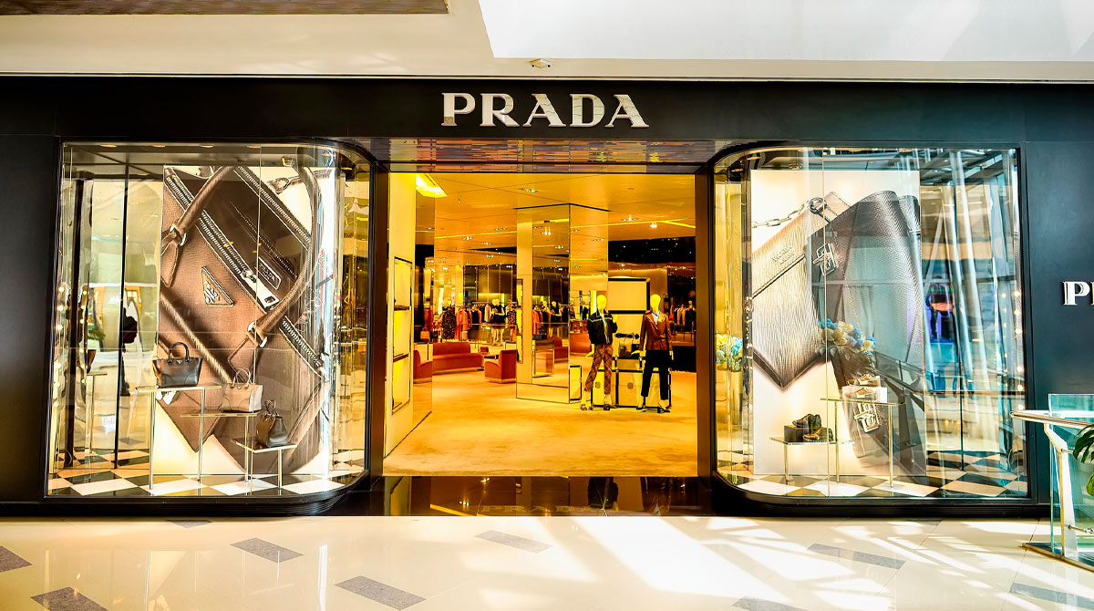 Prada оголосили про придбання модного будинку Versace. Новини Шоу ...