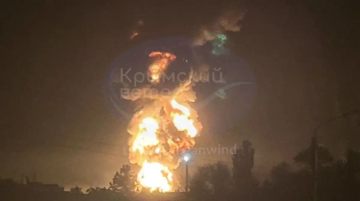 UAVs attack largest oil depot in Crimea. Smoke from fire visible from ...