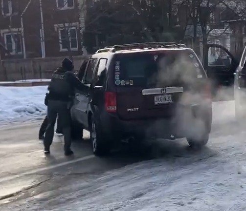 У США агент ICE впритул застрелив водійку під час затримання: влада ...