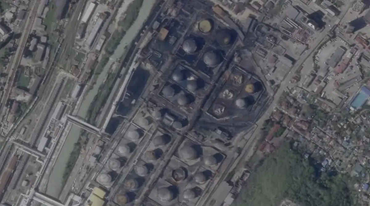 Satellite image of Tuapse oil refinery, where 24 tanks were destroyed ...