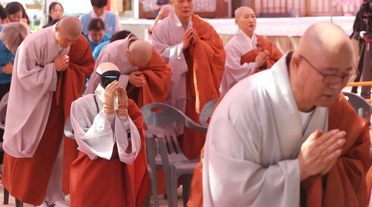 In South Korea, robot first participated in prayer of monks at Jogyesa ...