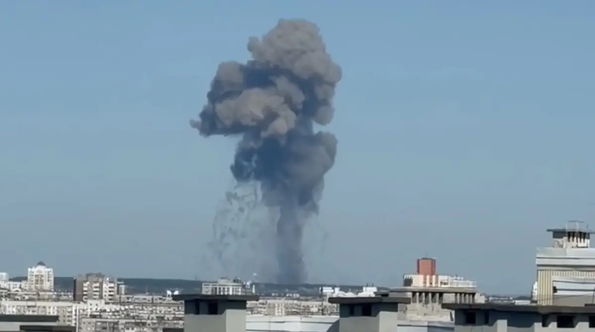 Mushroom cloud formed near Belgorod after russian ammunition depot ...