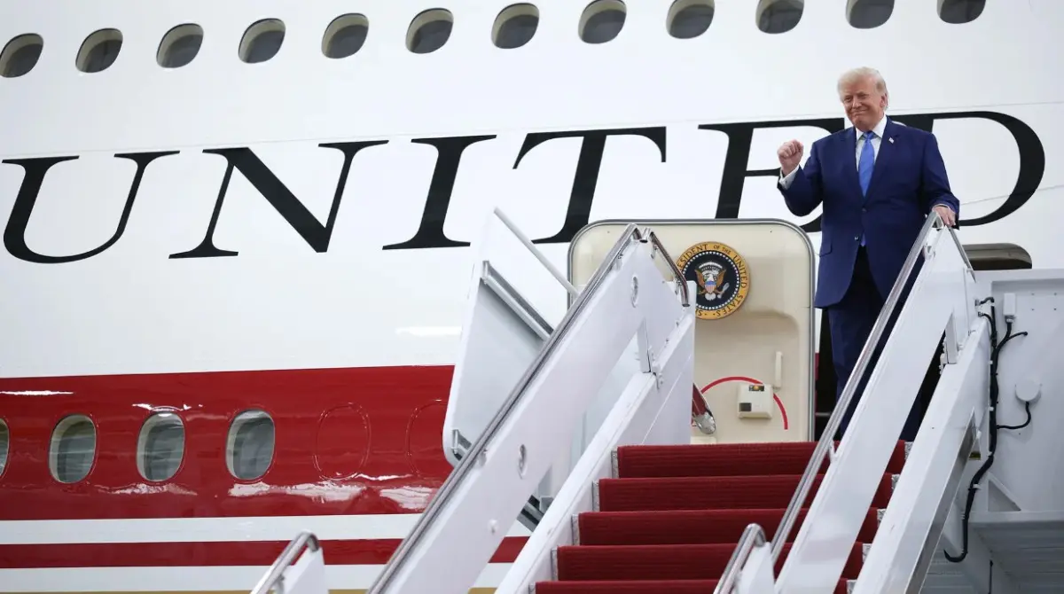 President Trump shows off new Air Force One Boeing 747-8 aircraft ...