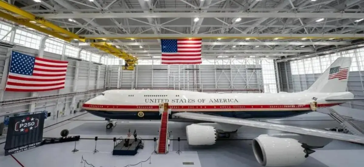 President Trump shows off new Air Force One Boeing 747-8 aircraft ...